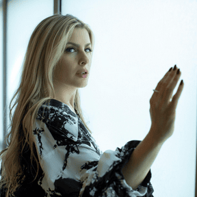 Rhea Ray: Part of the Crowd - Visual Atelier 8