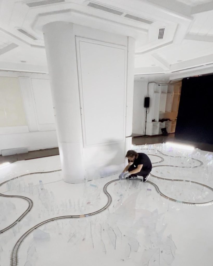 Sven Sauer installation Deviation shows how broken glass reflects human ...
