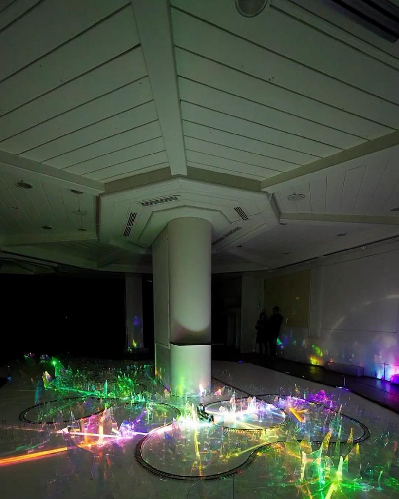 Sven Sauer installation Deviation shows how broken glass reflects human ...