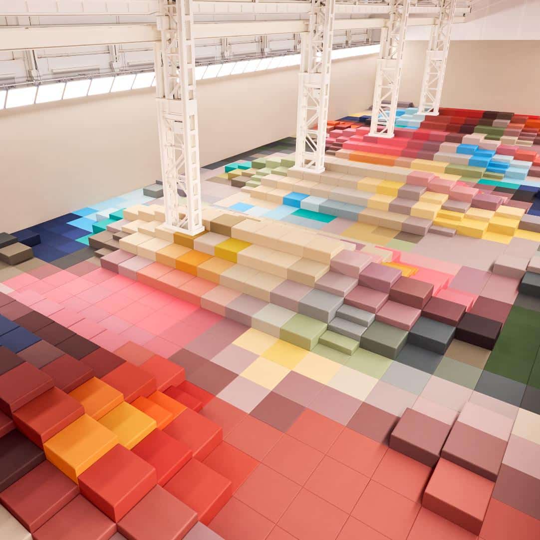 Marc Newson creates pixelated set design for FENDI SS26 | Visual Atelier 8
